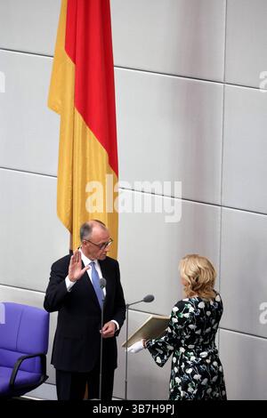 Friedrich Merz, CDU, wird durch Julia Klöckner, Bundestagspräsidentin, CDU, zum 10 ...