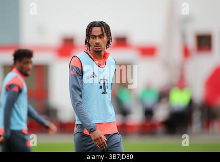 Jonah KUSI-ASARE (FC Bayern Munich) artistically on the ball, action ...