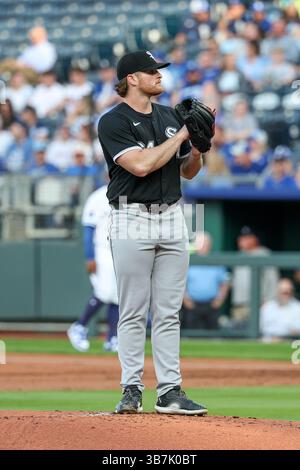 Chicago White Sox pitcher Shane Smith signs autographs before the MLB ...