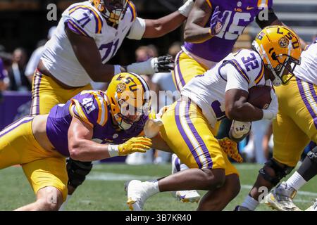 LSU linebacker Whit Weeks (40) and linebacker Harold Perkins Jr. (7 ...