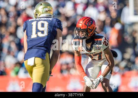 Oregon State defensive back Skyler Thomas (17) directs the defense ...