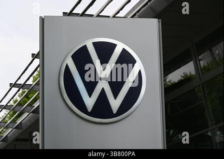 Logo Schriftzug des deutschen Automobilhersteller VW Volkswagen ...