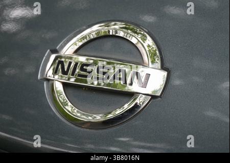 Logo, Schriftzug des japanischen Automobilhersteller NISSAN auf einem ...