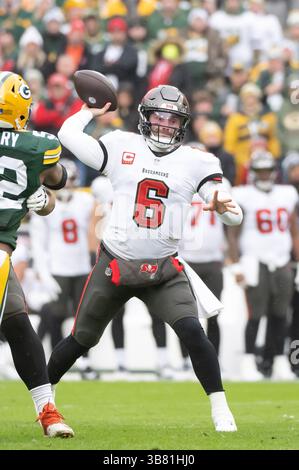 December 17, 2023: Tampa Bay Buccaneers tight end Ko Kieft (41) and ...