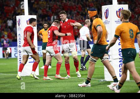 Nick Tompkins of Wales scores a try for his team during the Quilter ...