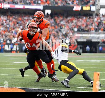 Cincinnati Bengals tight end Drew Sample (89) is tackled by Washington ...