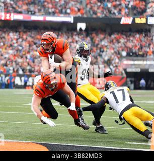 Cincinnati Bengals tight end Drew Sample (89) is tackled by Washington ...