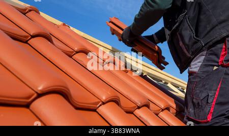 Dachdecker bei der Eindeckung eines Ziegeldaches *** Roofers installing ...