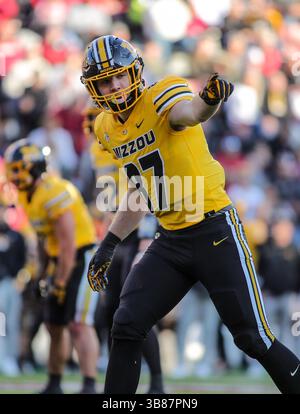 Missouri tight end Brett Norfleet, center, scores in front of Alabama ...