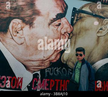 "The Kiss Mural" or "The Kiss of Freedom" Wall Mural in Barcelona ("El ...