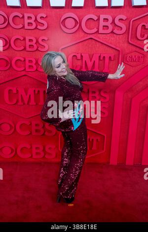 Country singer CARLENE CARTER walks the red carpet and poses for ...