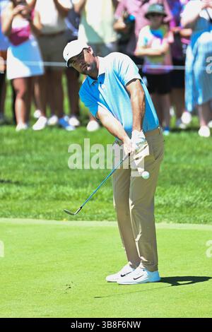 Scottie Scheffler chips onto the fourth green during the final round of ...