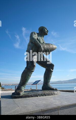 A heroic view of Seyit carrying the large artillery shell. At the ...