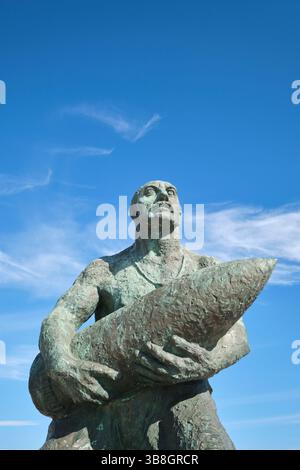 A heroic view of Seyit carrying the large artillery shell. At the ...