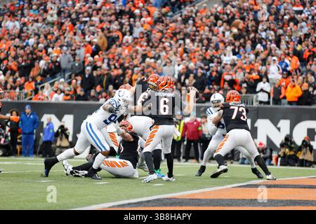 Cincinnati Bengals quarterback Jake Browning (6) throws the ball during ...