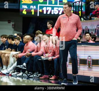Arizona head coach Tommy Lloyd, right, talks with referee Ron Groover ...