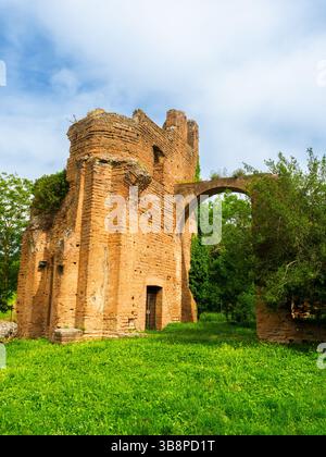 Towers in the South side of the circus - Villa of Maxentius ...