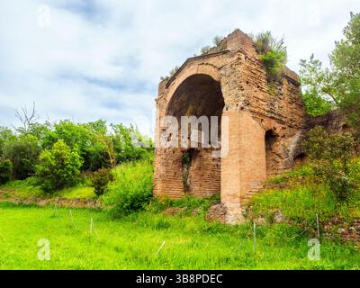 Triumphalis gate on the North side of the circus - Villa of Maxentius ...