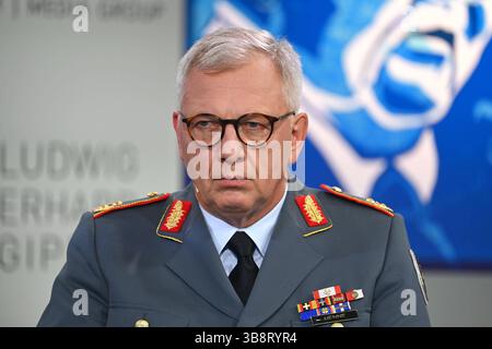 Generalmajor Andreas Henne, Kommandeur Heimatschutzdivision ...