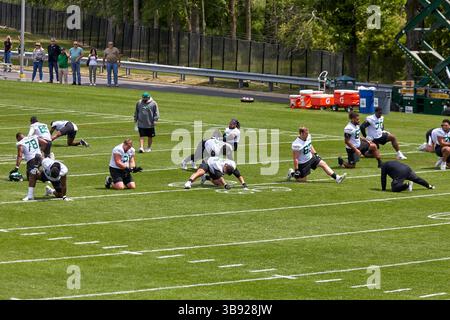 New York Jets offensive linemen John Simpson (76) talks with media ...