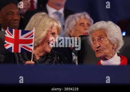 Queen Camilla and Mavis Bensley during the concert celebrating the 80th ...