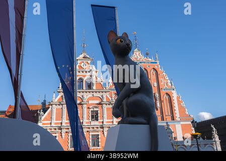 House of the Blackheads and Flow the Cat Statue in Riga, Latvia Stock ...