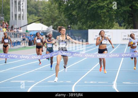 Sydney MCLAUGHLIN-LEVRONE of the United States celebrates with her team ...