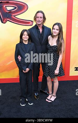 Josh Holloway mit seinen Kindern Hunter Lee und Java Kumala Holloway ...