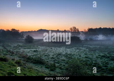 Dawn over the River Evenlode in spring. Cotswolds, Oxfordshire, England ...