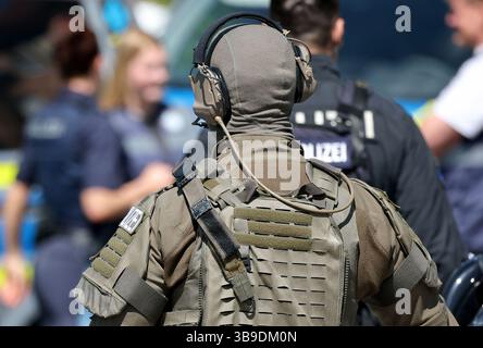 Roth, Germany. 09th May, 2025. A large police force has been deployed ...