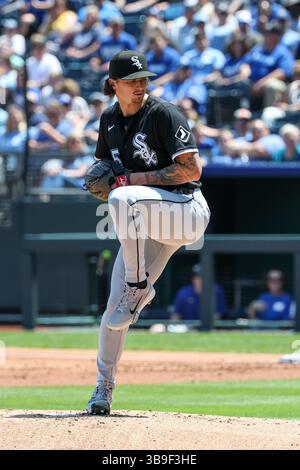 Chicago White Sox pitcher Davis Martin delivers during the first inning ...