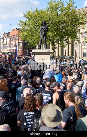 Statue of Motörhead singer Lemmy unveiled in Burslem by local sculptor ...