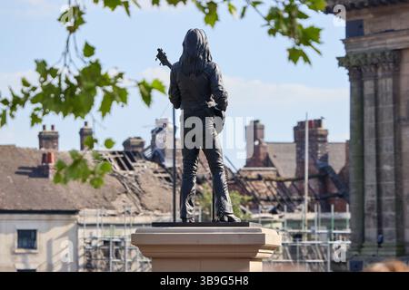 Statue of Motörhead singer Lemmy unveiled in Burslem by local sculptor ...