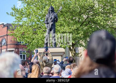 Statue of Motörhead singer Lemmy unveiled in Burslem by local sculptor ...