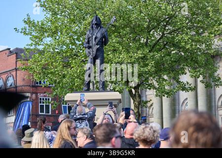 Statue of Motörhead singer Lemmy unveiled in Burslem by local sculptor ...