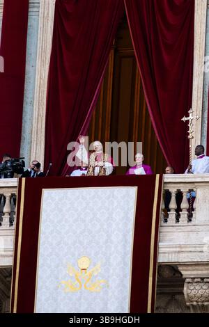 VATICAN POPE VOTE CONCLAVE Faithful watch the giant screens connected ...