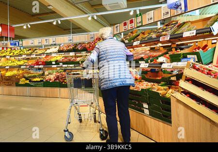 Im Supermarkt Abt. Obst und Gemüse - gesehen in Braunschweig am 27.04. ...