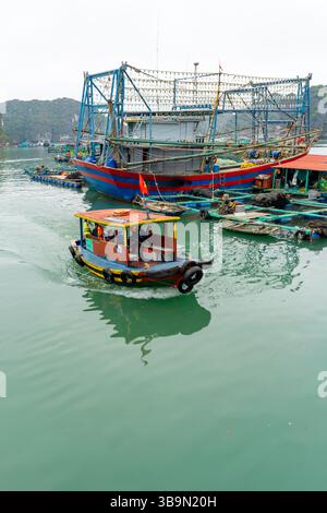 Traditional Fishing Boats and Karst Landscape in Ninh Binh, Vietnam ...
