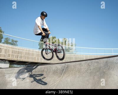 Bmx rider doing a tailwhip in a wall Stock Photo - Alamy