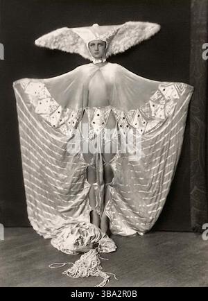 This black-and-white portrait by Alfred Cheney Johnston depicts Frieda ...