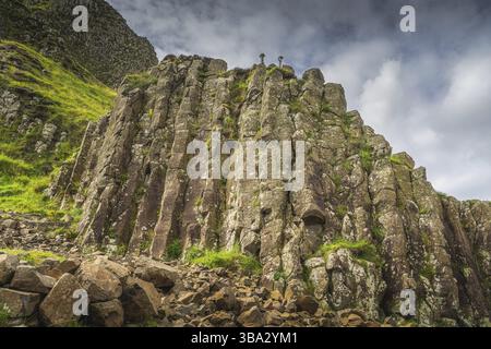 Closeup on hexagonal rock formation, The Amphitheatre in Giants ...