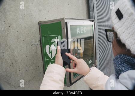 medicine cardiopulmonary resuscitation emergency call. Caucasian woman ...