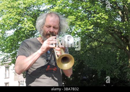 Der belgische Jazz-Trompeter Bart Maris im Garten des Ernst-Löchelt ...
