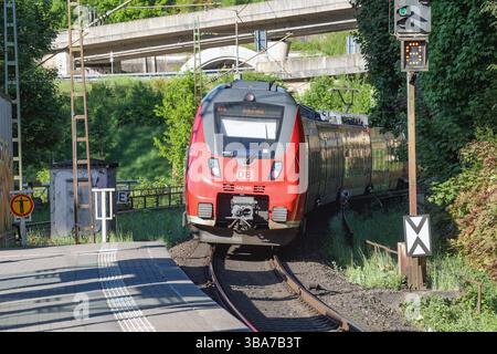 Ein Zug der DB, RSX, Rhein Sieg Express, RE9, faehrt fährt durch ...