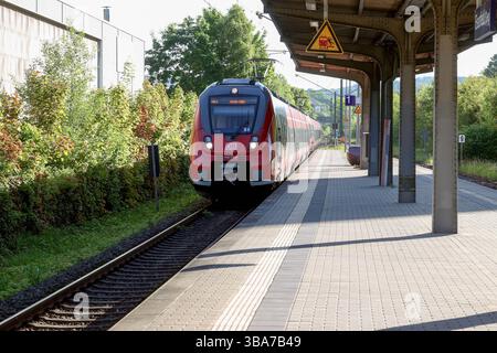 Ein Zug der DB, RSX, Rhein Sieg Express, RE9, faehrt fährt durch ...