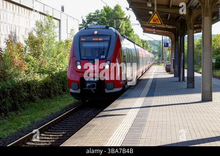 Ein Zug der DB, RSX, Rhein Sieg Express, RE9, faehrt fährt durch ...
