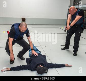 Police operation | Operation et deploiement de police Stock Photo - Alamy