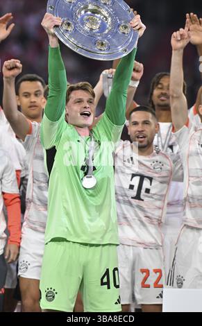 Jonas Urbig (FC FC Bayern Munich, 40) während der Platzbegehung PARIS ...