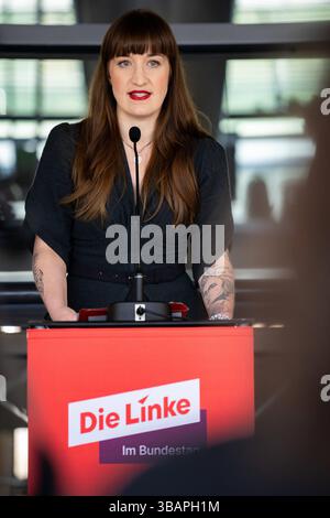 Pressestatement Die Linke vor der im Bundestag, im Bild Heidi ...
