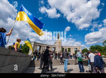 Pro-Ukraine protesters wave Ukraine flags at Berlin Soviet war memorial ...